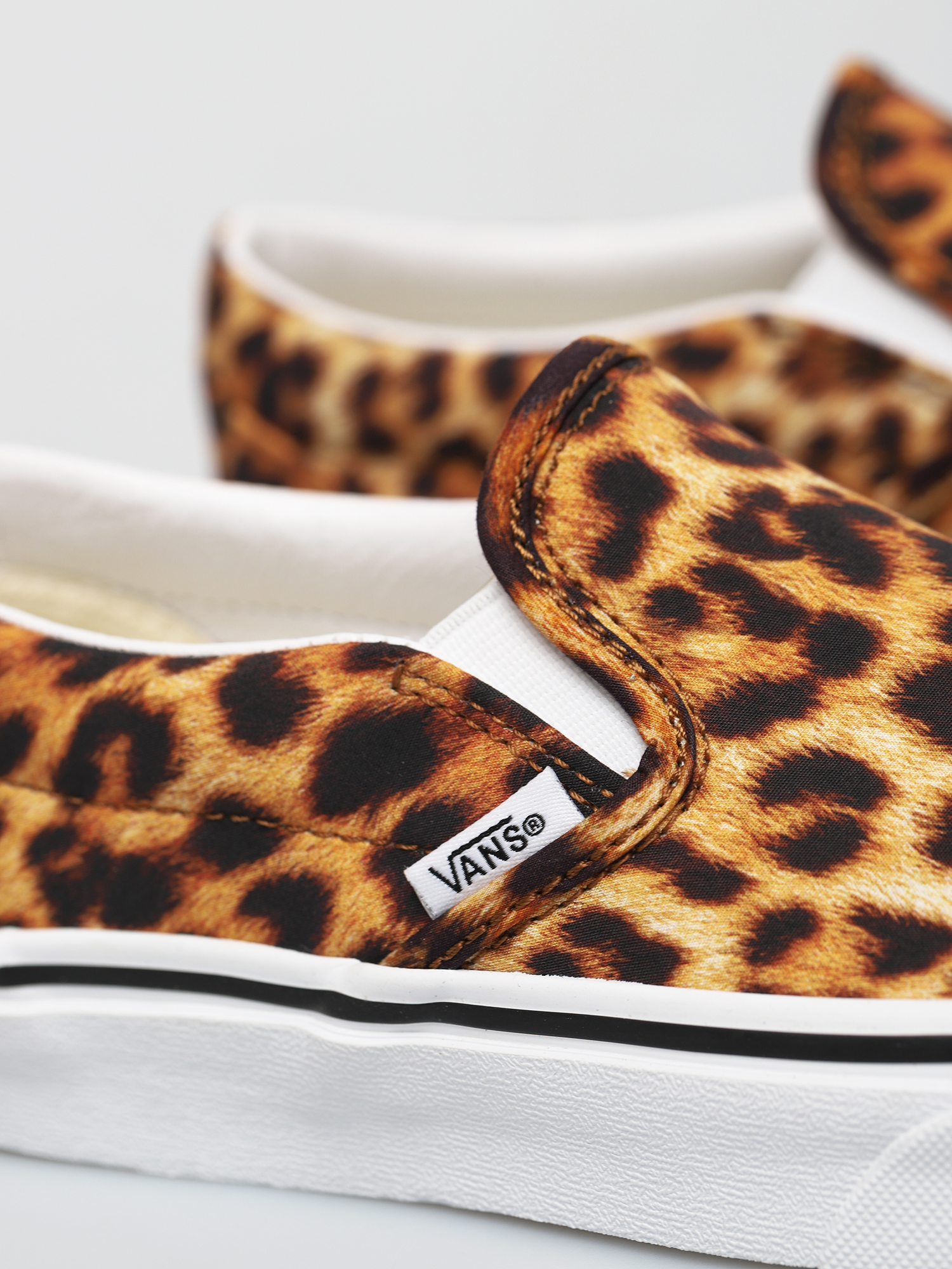 Vans Classic Slip On Shoes (leopard black/true white)