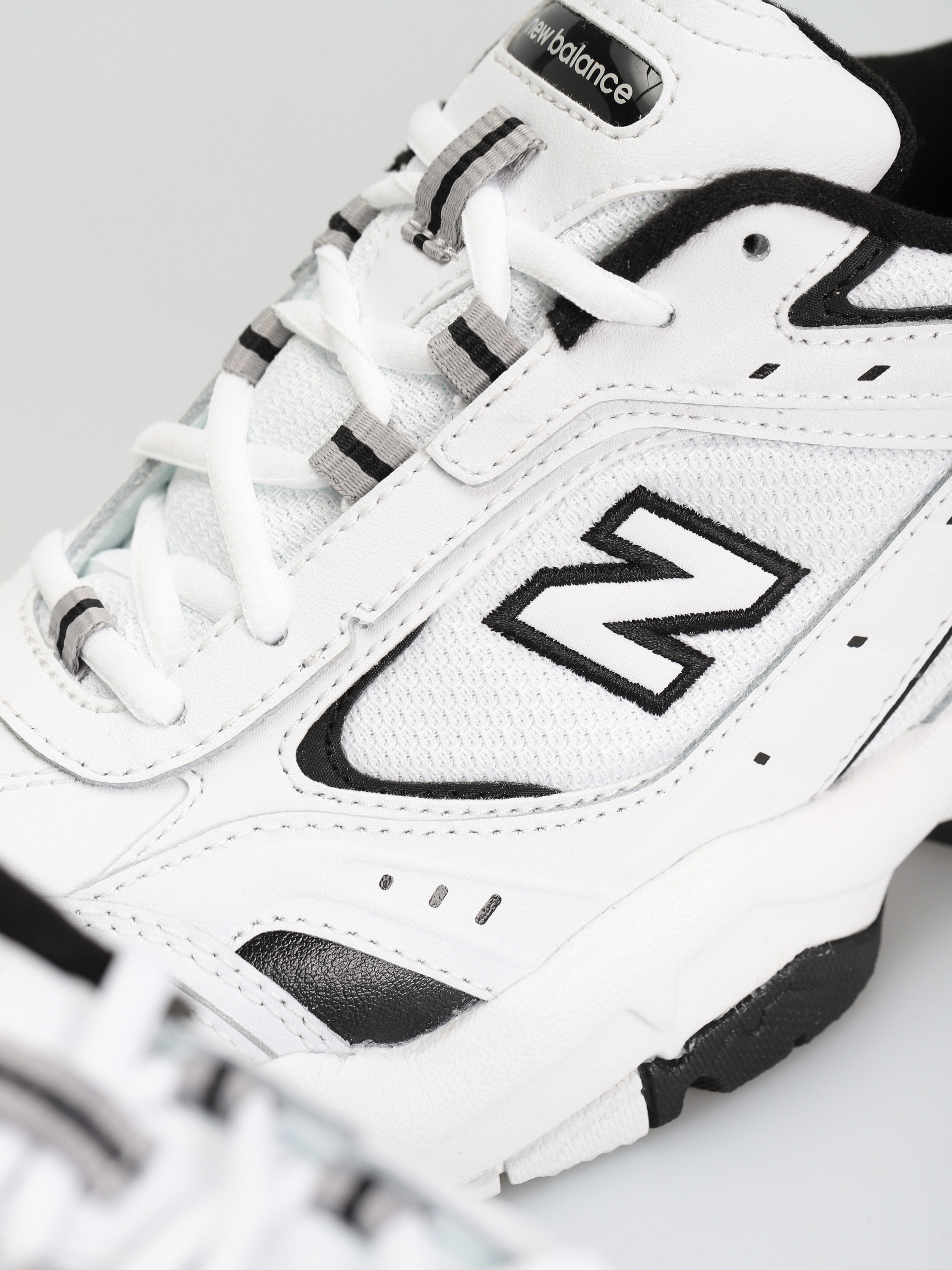 New Balance 452 Shoes Wmn (white/black)
