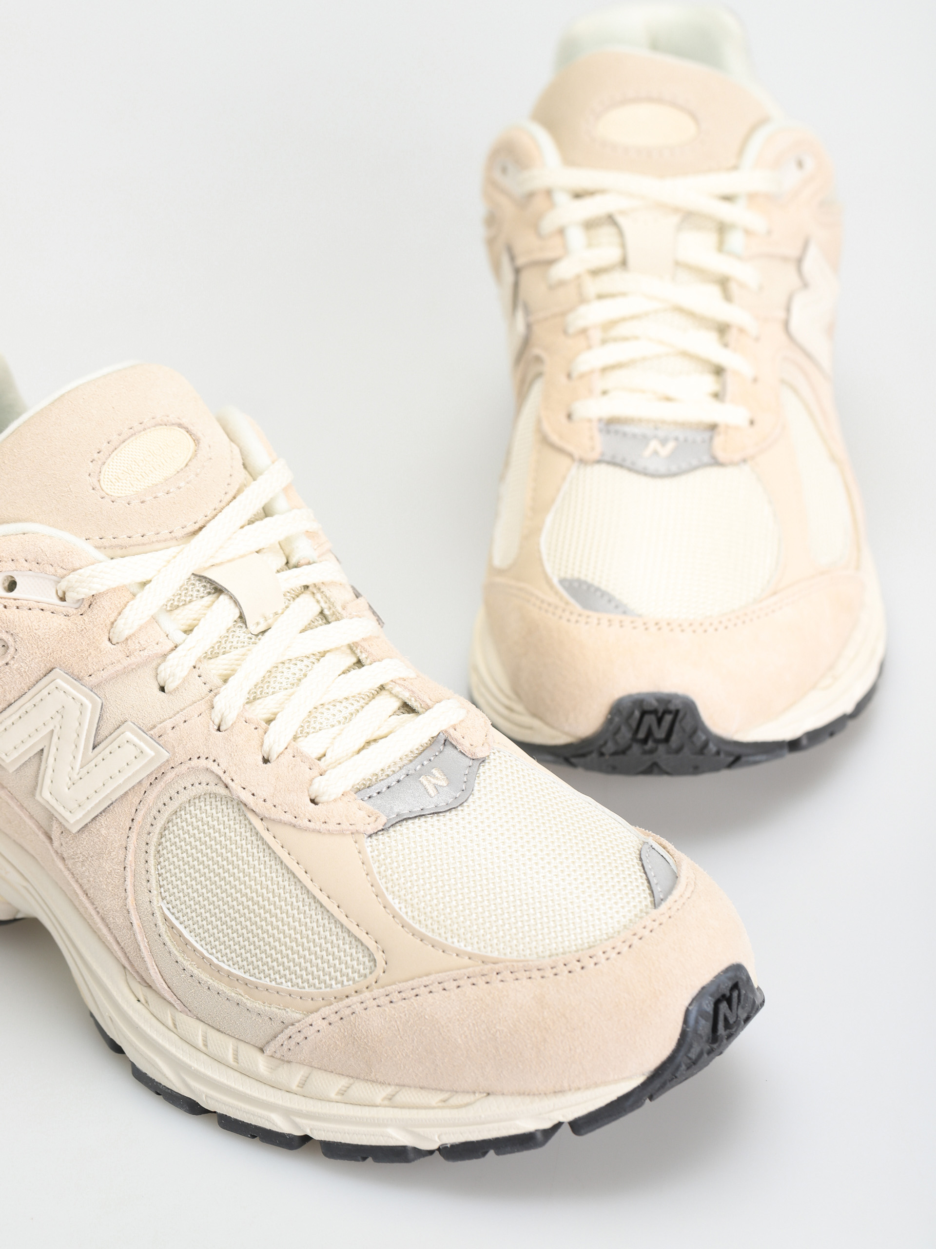 New Balance 2002 Shoes (white)