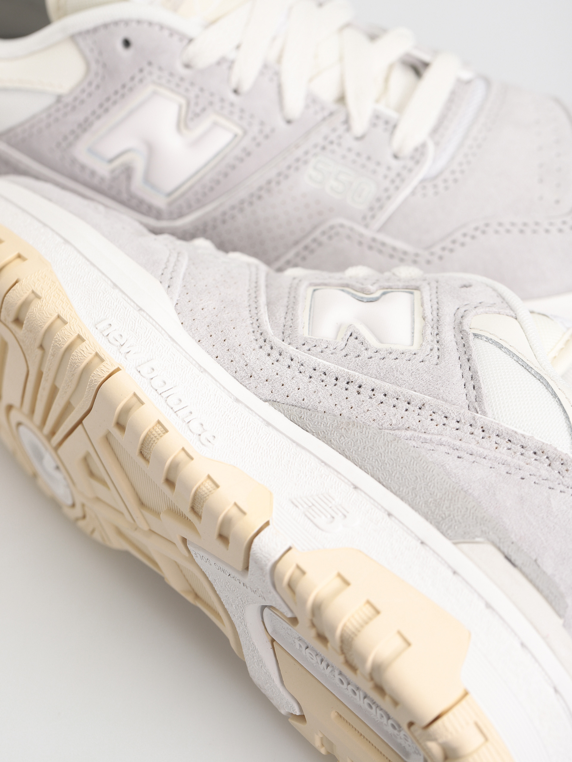 New Balance 550 Shoes (grey suede)
