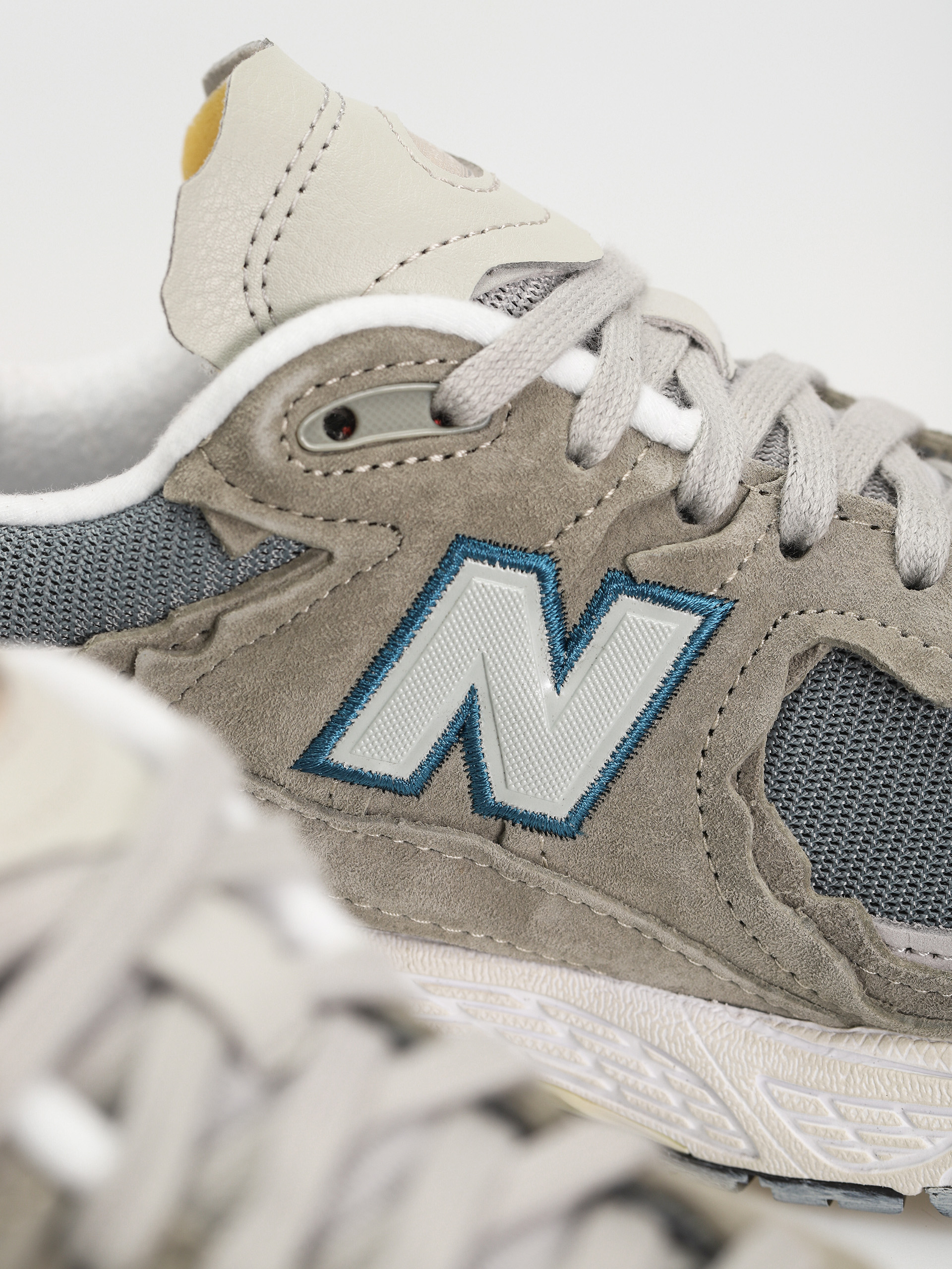 New Balance 2002 Shoes (grey)
