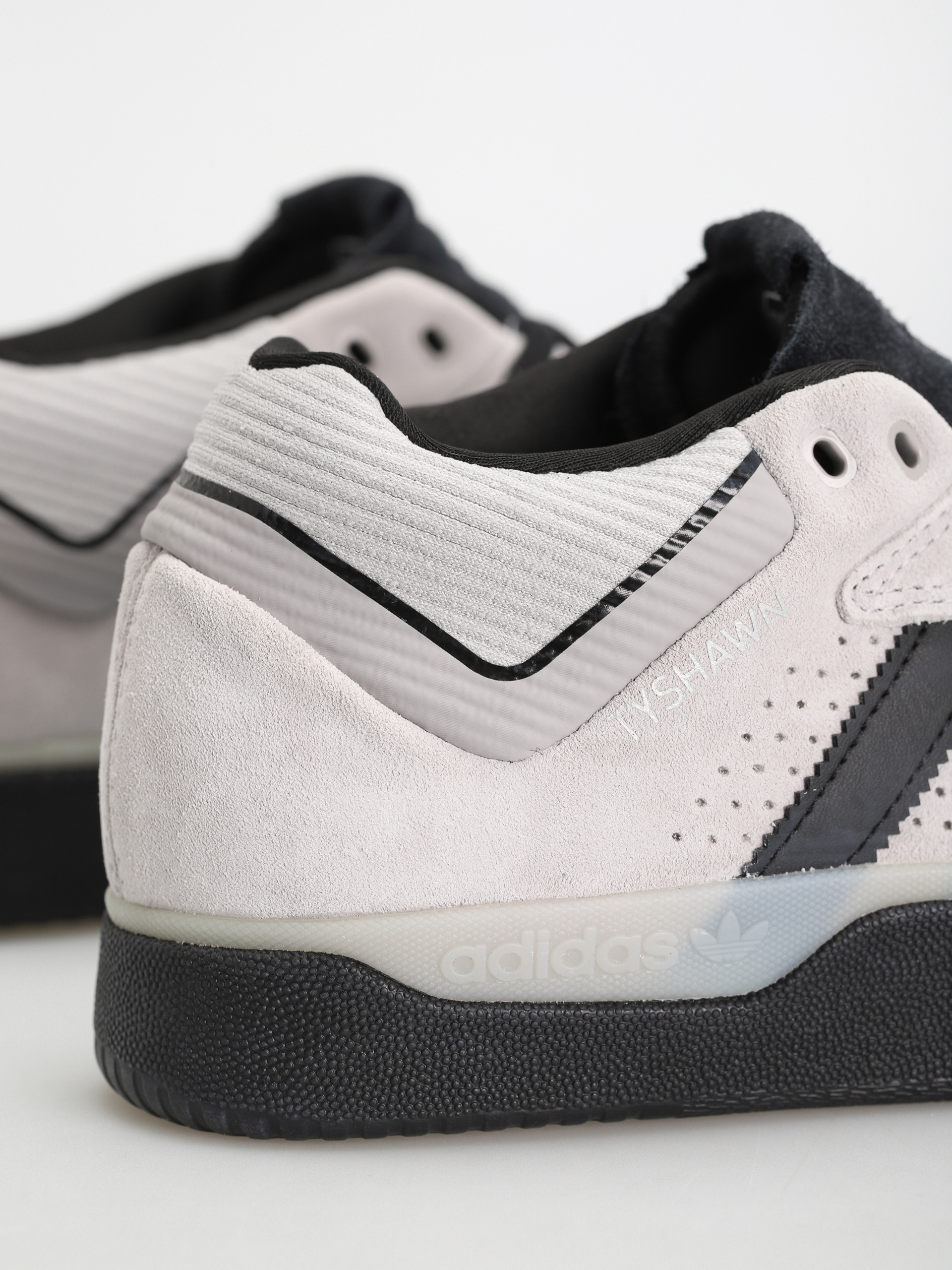 adidas Tyshawn Shoes (gretwo/cblack/silvmt)