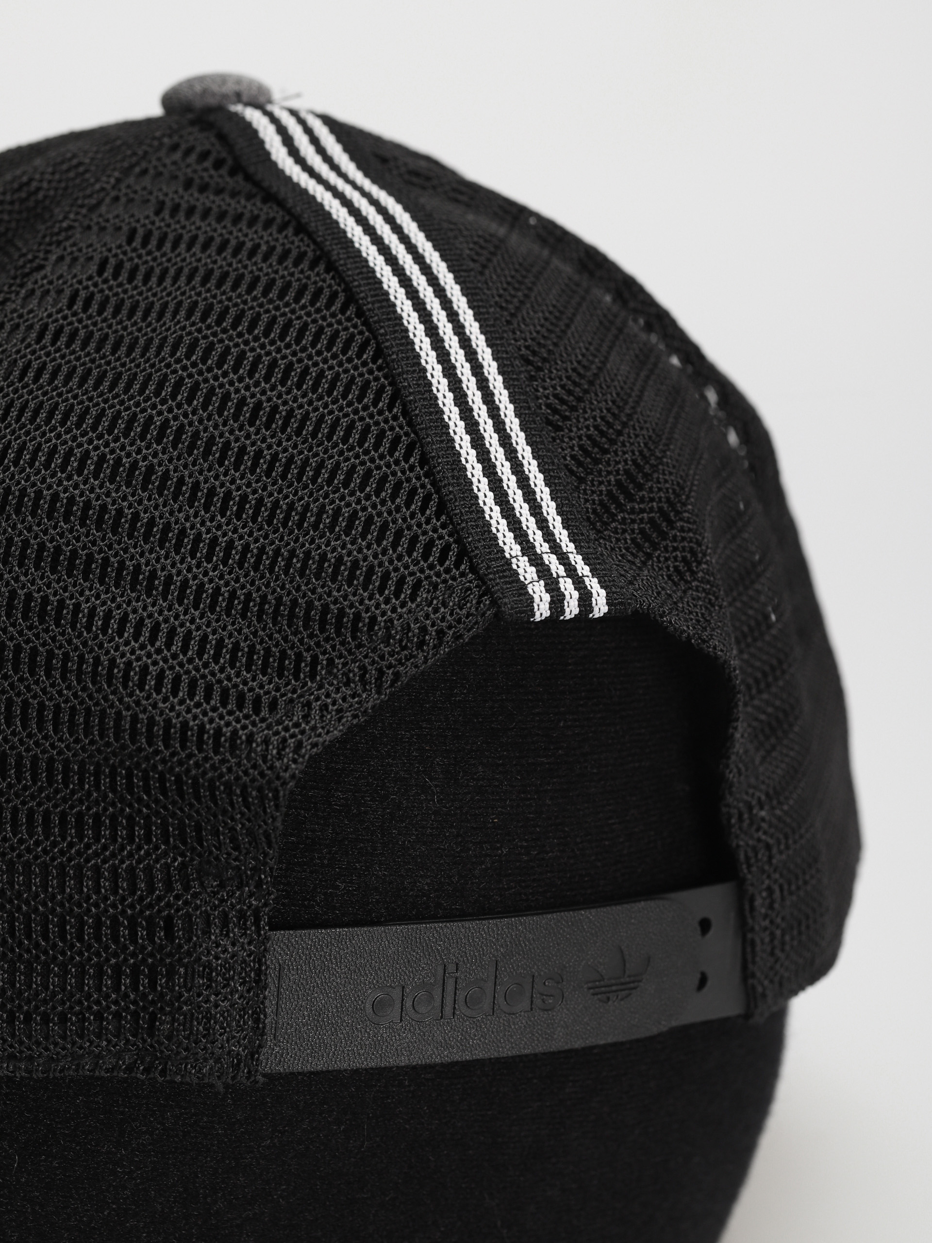 adidas Originals Curved Trucker Cap (black/black/black)