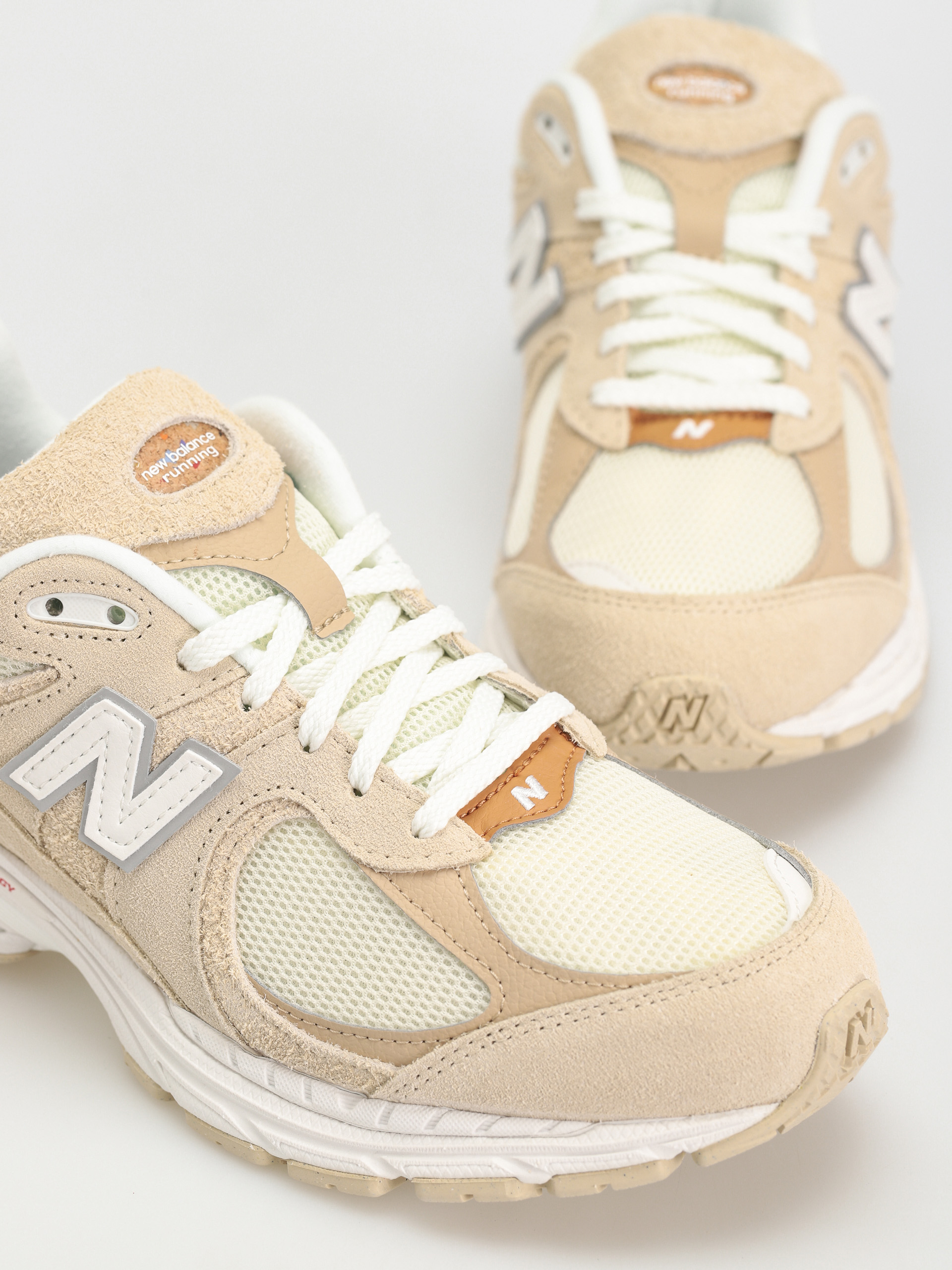 New Balance 2002R Shoes (sandstone)