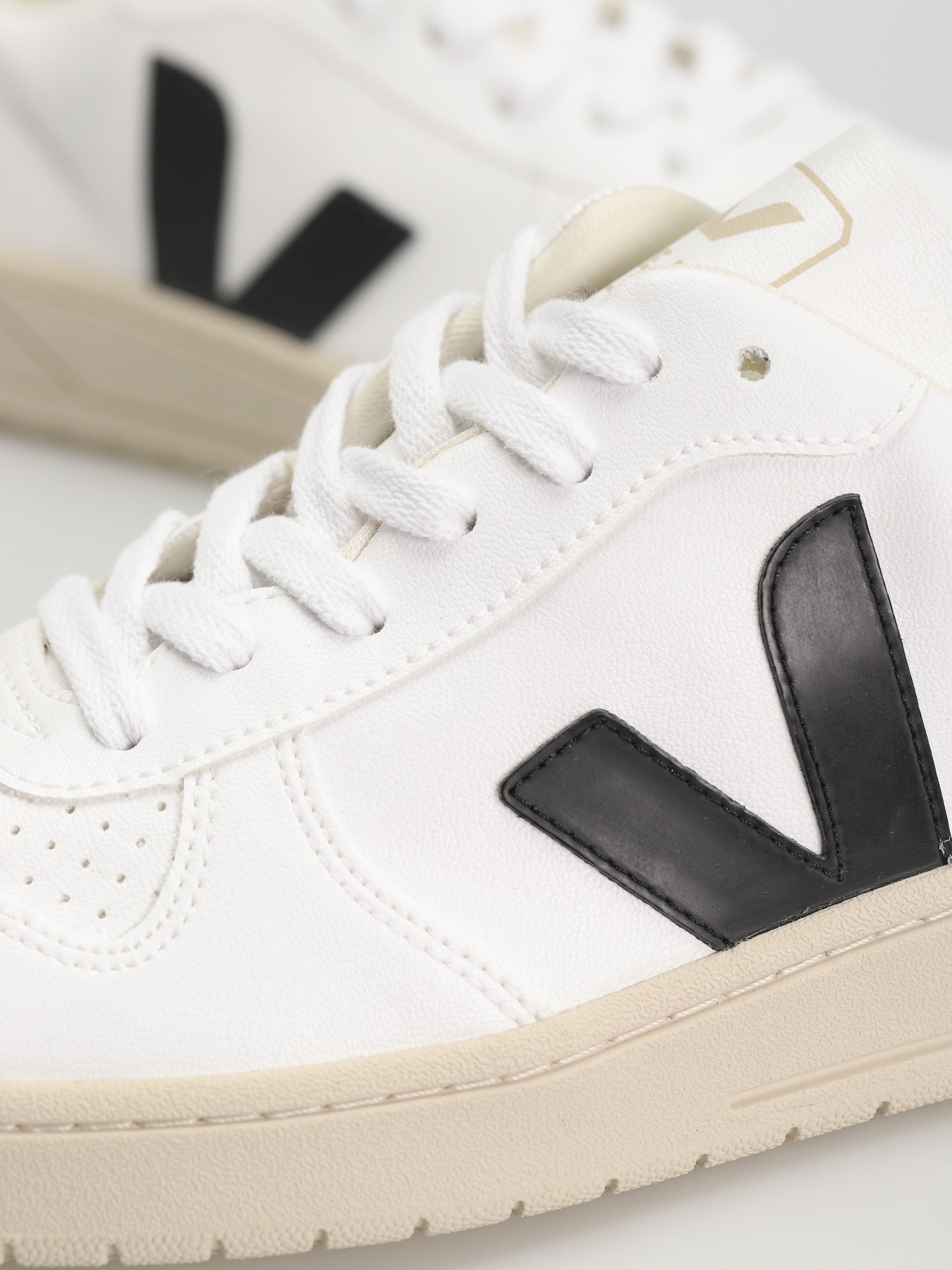 Veja V-10 Shoes - white (white black)