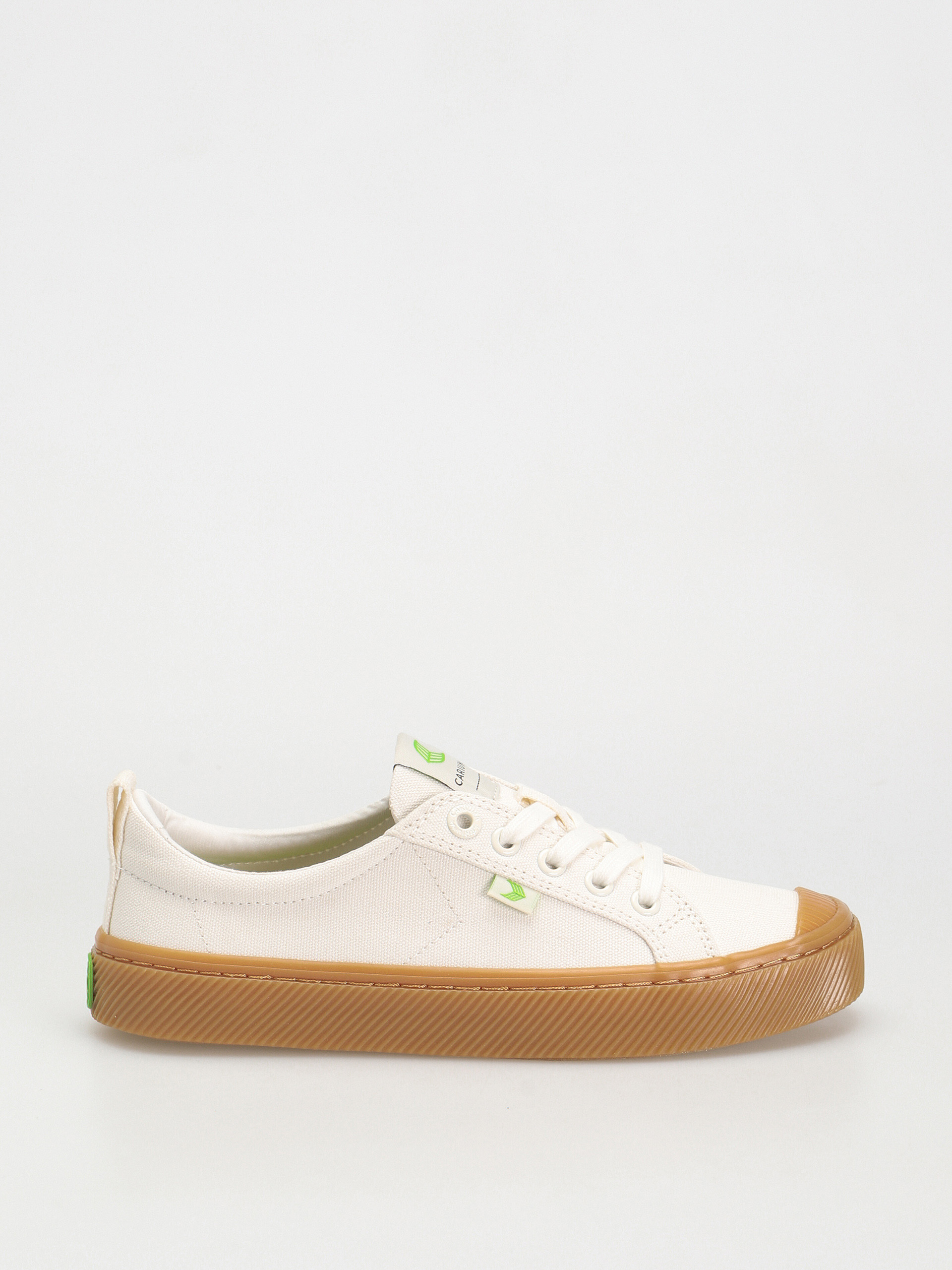 Cariuma Oca Low Shoes - white (gum off white)