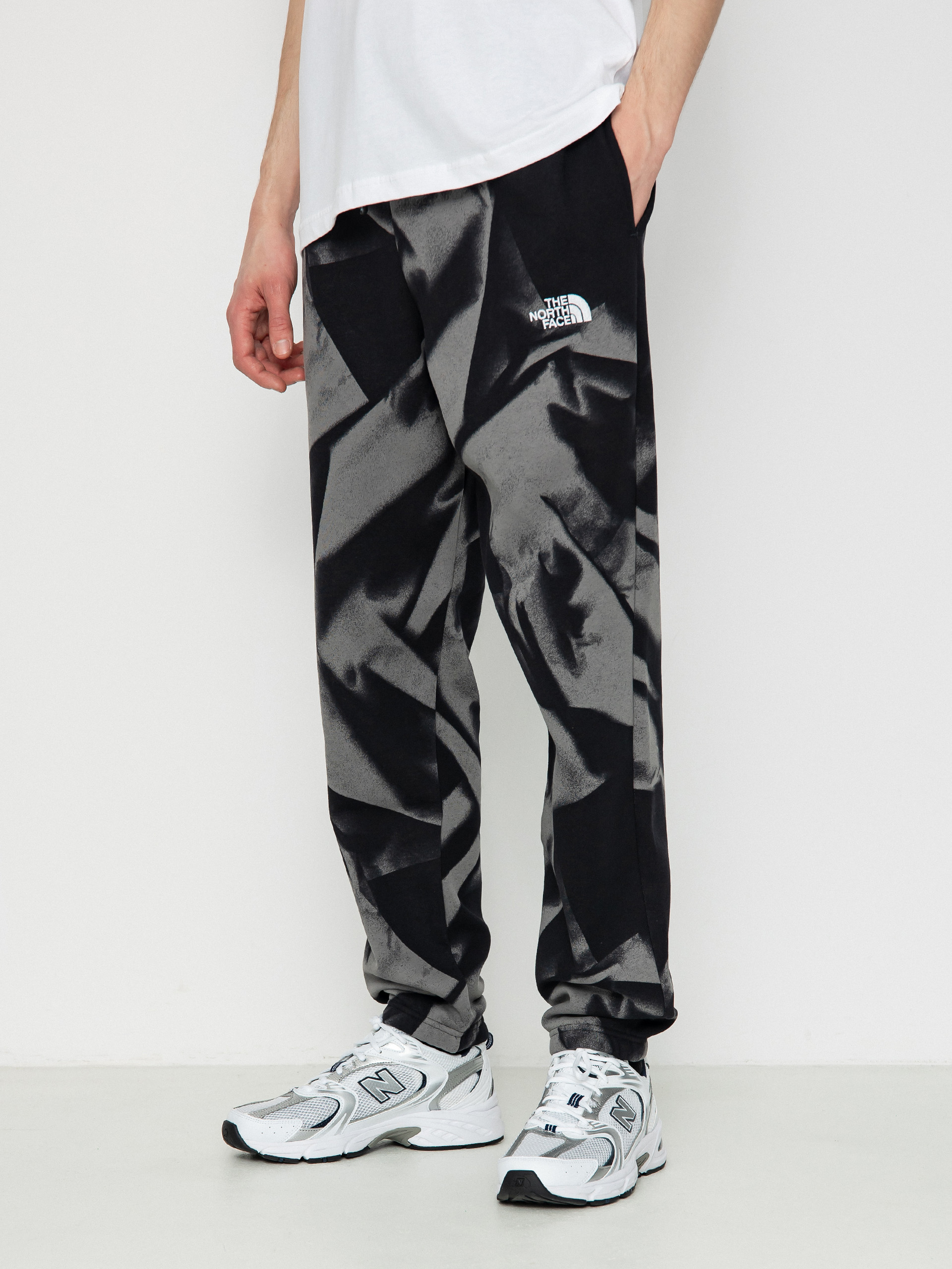 The North Face Essential Jogger Print Hose - Schwarz (smoked pearl ...